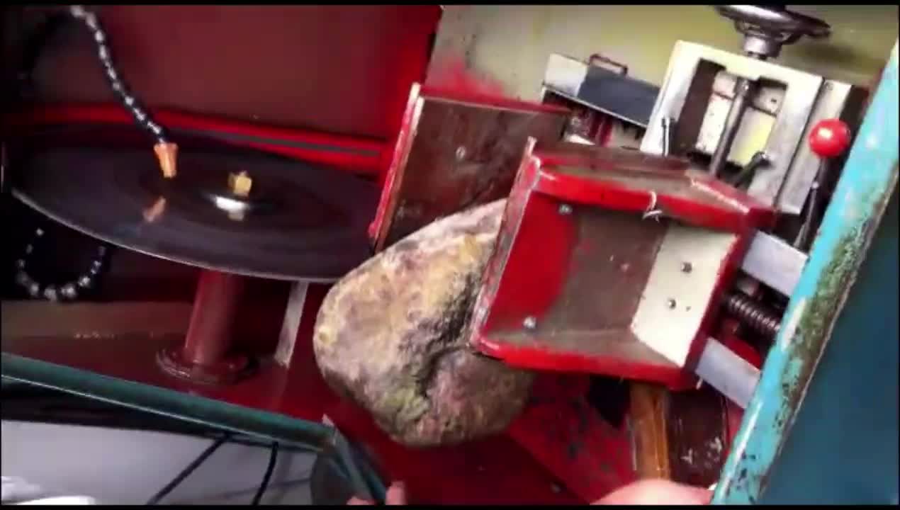啊儒翡翠南齐赌石癣上赌色两刀下去不负众望结果呢