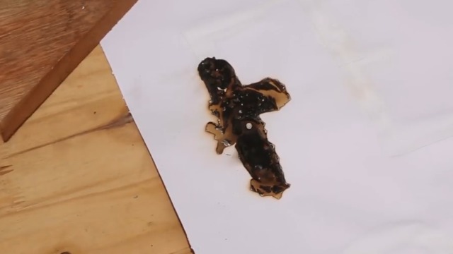 男子用火点燃纸张,结果却烧出一排字母数字,网友:咋办到的