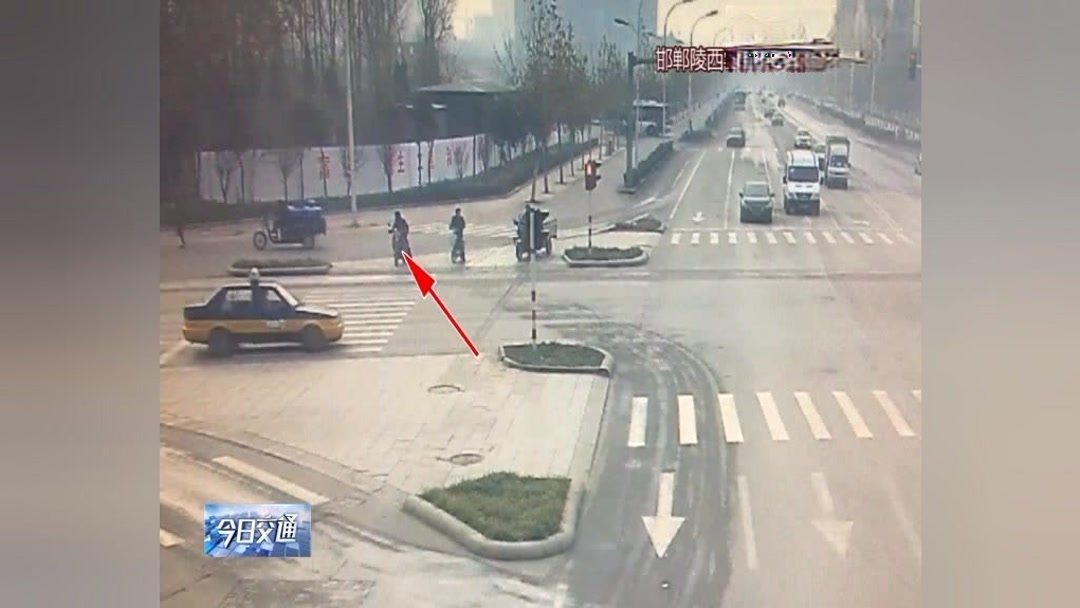 电动车左顾右盼闯红灯,三轮车礼让不及发生翻车,这画面太后怕