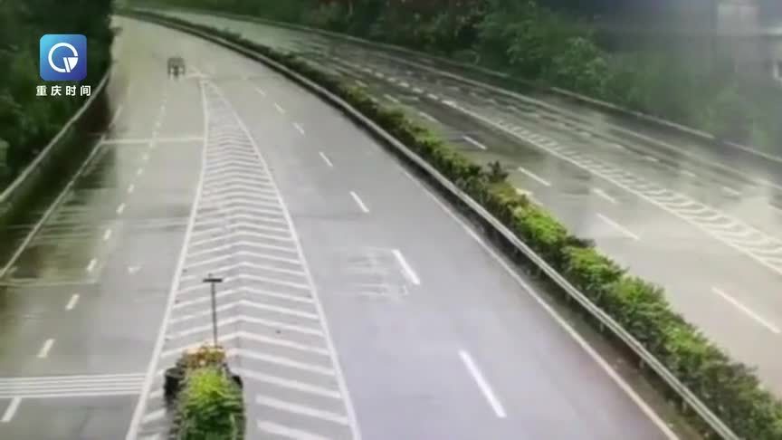 司机高速路上错过路口后强行变道车辆失控撞上中央护栏和防撞桶