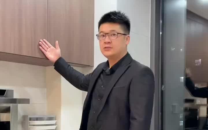 无为瓷砖 开放式的厨房,胡桃木的柜门柜体同色,