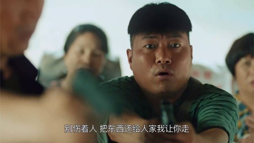 滚动的钢蛋:劫匪打劫放狠话,不给钱就劫色,大妈的反应太逗了!