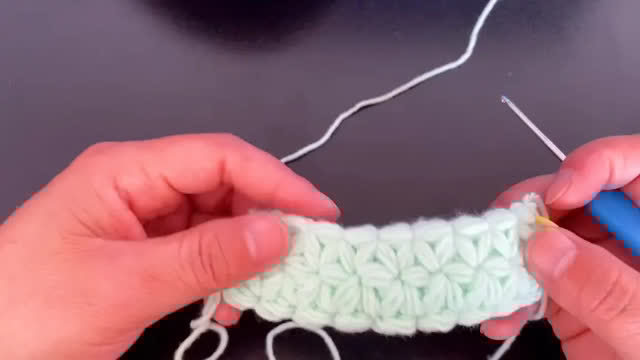 一坨线一枚钩针,平常的拖鞋也能钩出花一样的漂亮,适合新手