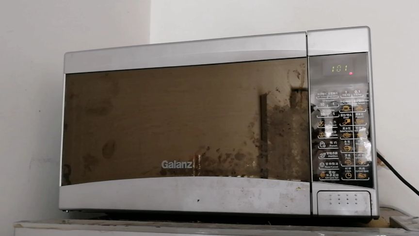 小伙自己动手完美修复自家失灵的格兰仕微波炉