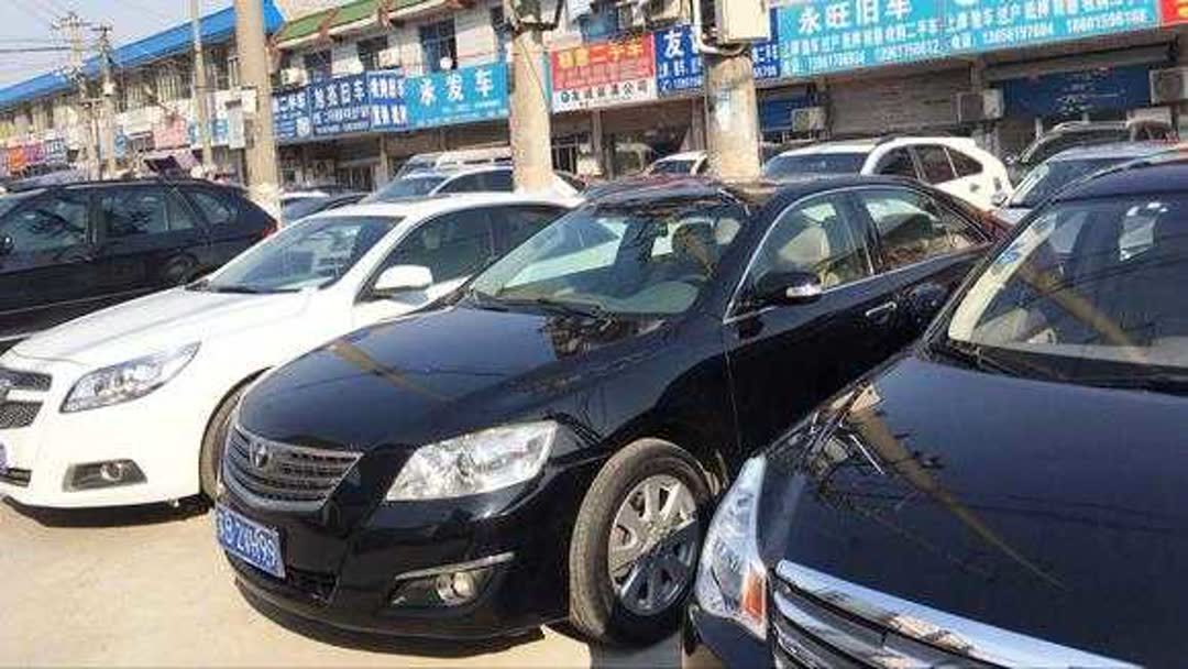 实拍二手车市场买车过程,看看报价十万左右的车子还能砍多少?