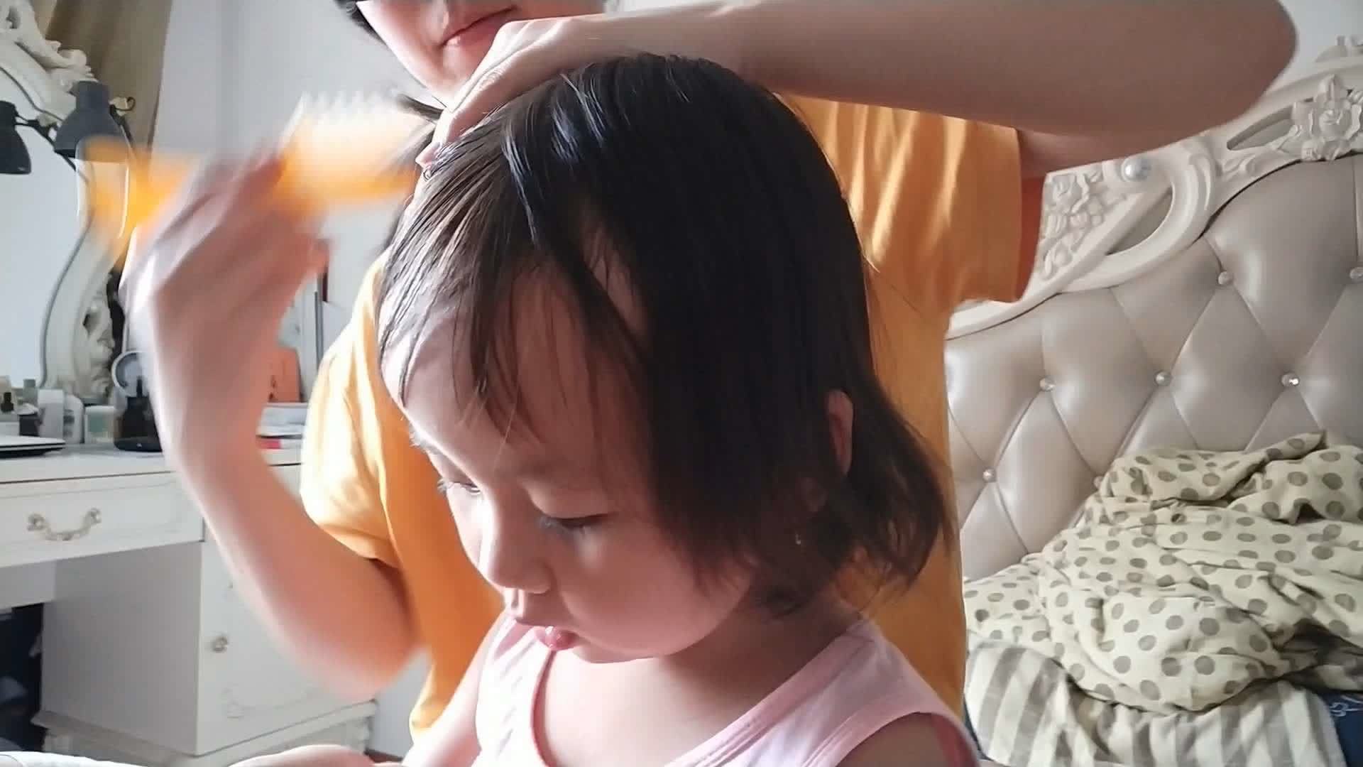 两岁小菇凉看过动画片之后,妈妈给她梳了一个厉害的发型,真好...