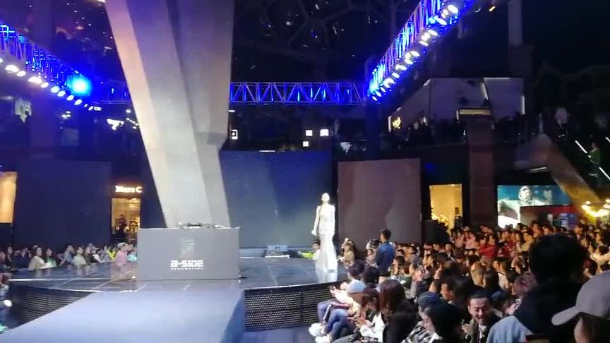 #t台走秀 #演出现场视频 女儿