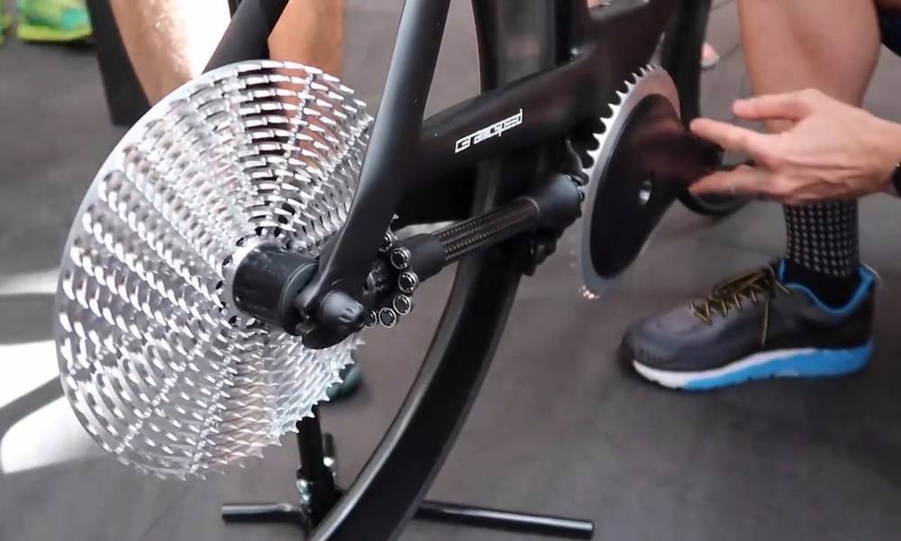 大学生发明“传动轴”自行车,时速可达50千米,30万也不卖