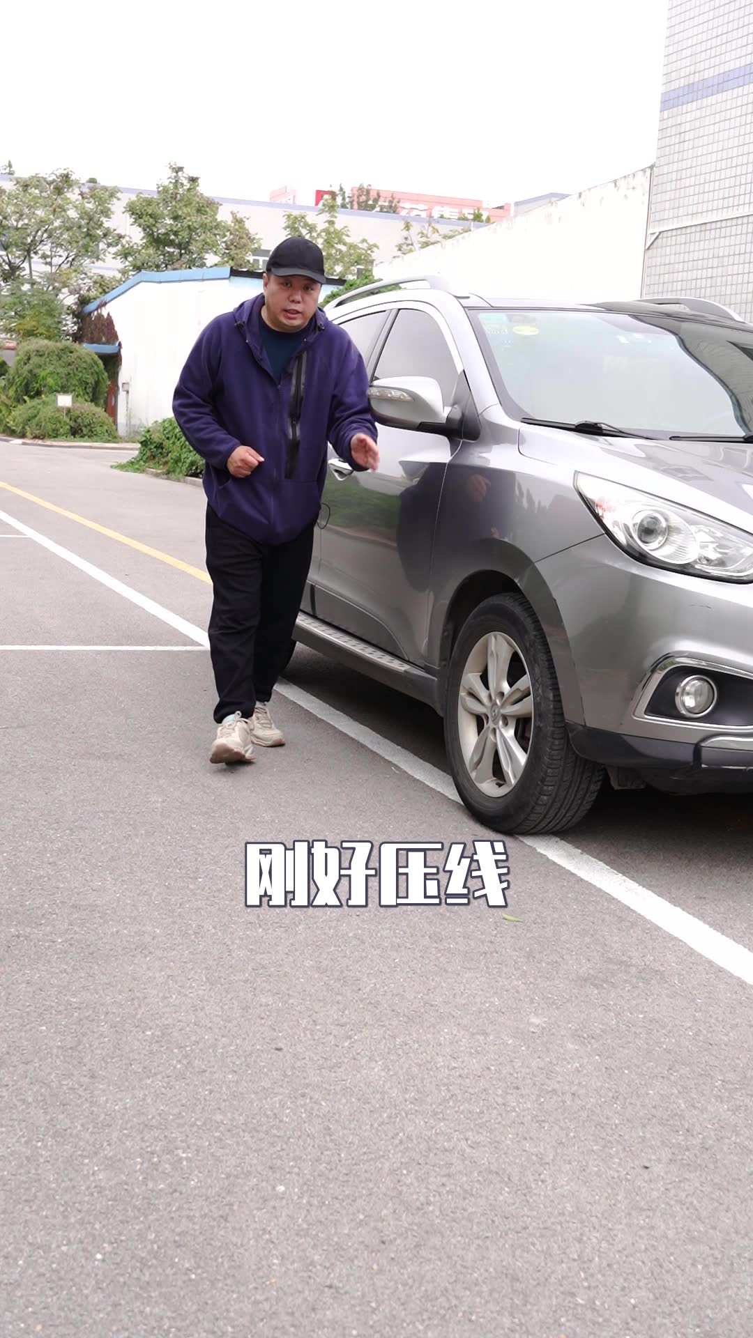 新手司机开车,怎么判断右前轮位置?