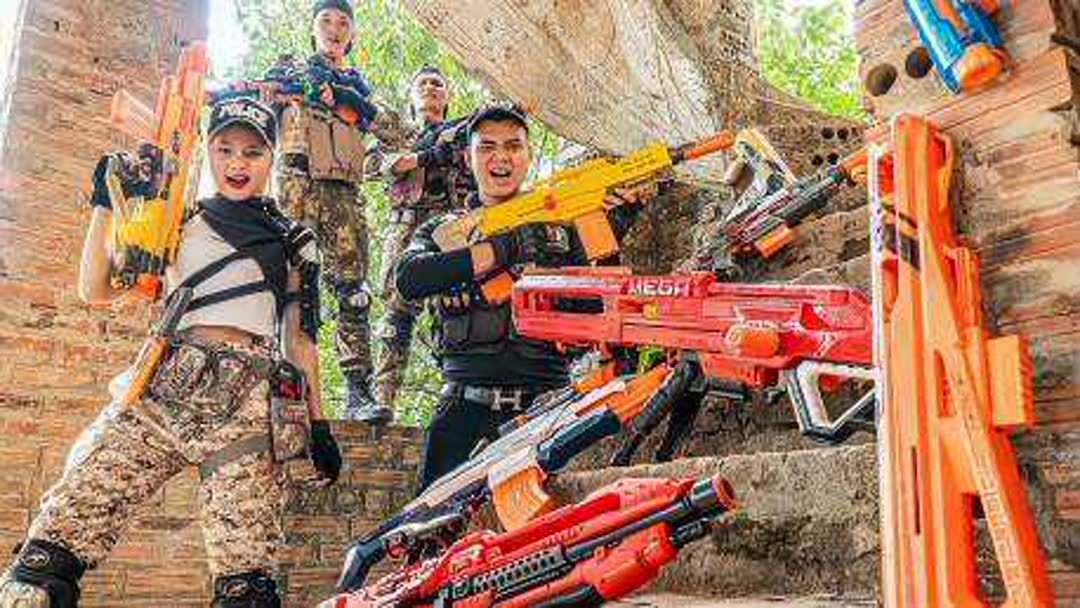 CS真人扮演:呆子小伙子与特种女战士展开有趣对决