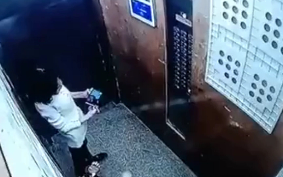 又燃了!一电动车电梯起火!电梯禁止车辆驶入、一个人的自私行为可能...