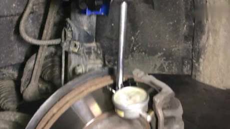 奔驰GLK300刹车抖,检查刹车盘跳动