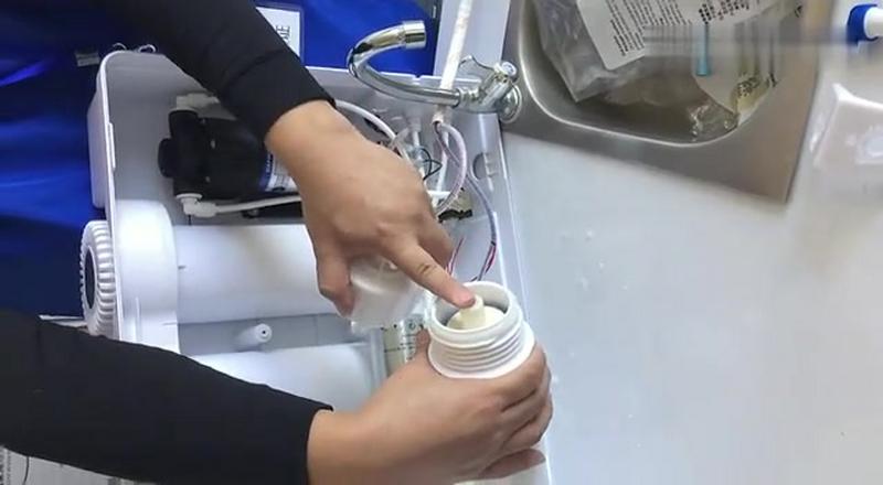 怡泽高端玫瑰金纯水机安装视频