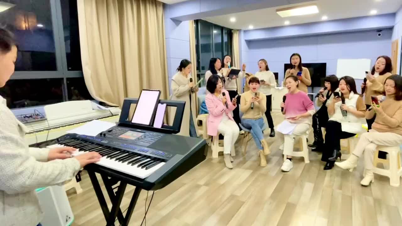 达州女教师女子合唱团无声卡现场演唱这世界那么多人课堂实录一起