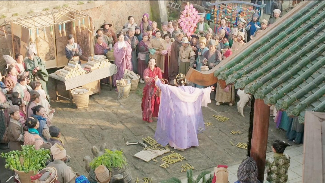 女子扶快摔倒的孕妇,一模肚子感觉不对劲,原来这孕妇是妖精