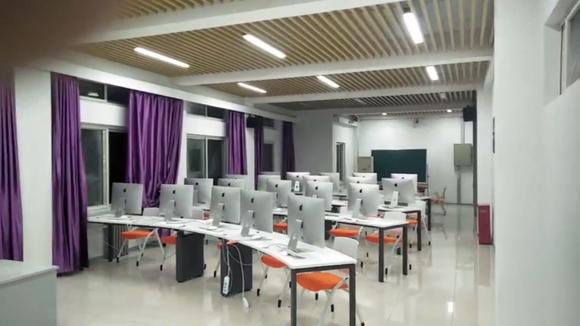 好羡慕现在的孩子们,看到这样的多媒体教室我也想回到校园生活