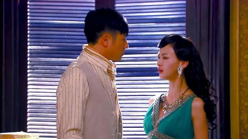 女子以为男子残疾了,没想到他直接从轮椅上站了起来,女子懵了