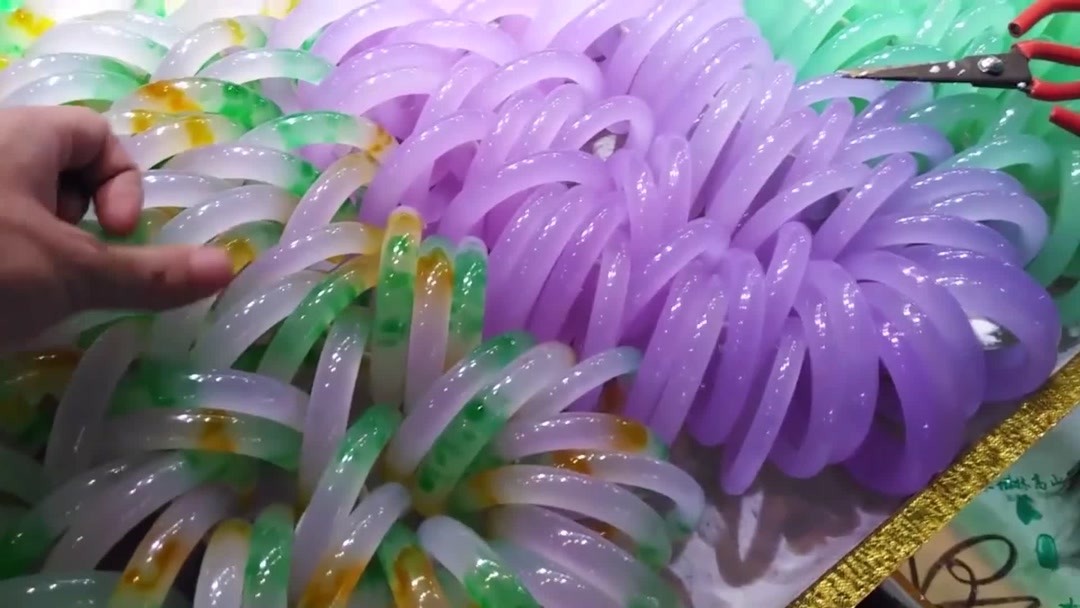 翡翠假货竟明码标价售卖!千万级翡翠才几十