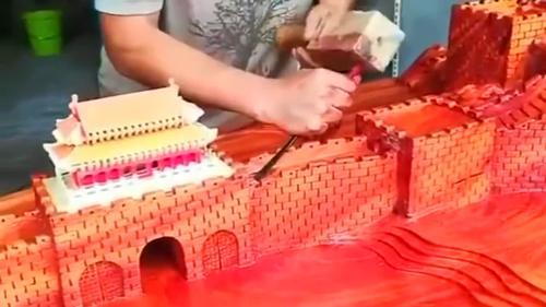 高手在民间,小哥凭着自己精湛的木工手艺,完成了天安门广场的模型