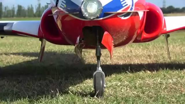 RC模型:CT-114涡轮飞机飞行演示,这玩具得上万块吧!