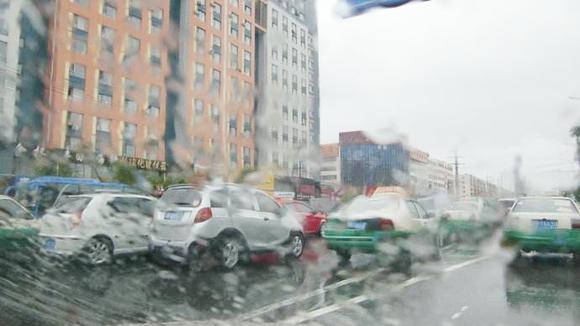 台风天 暴雨天行人出行如何保护人身安全?了解一下!