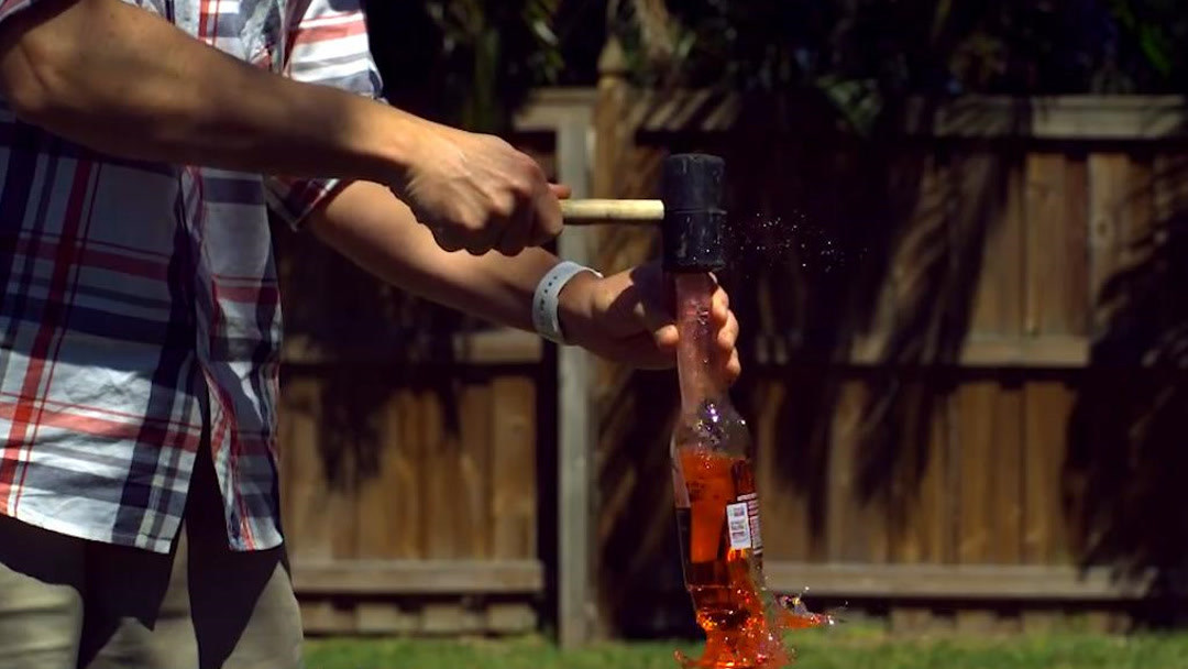 为啥用力拍玻璃瓶,瓶底会碎掉?牛人用科学解释,原理这么神奇!