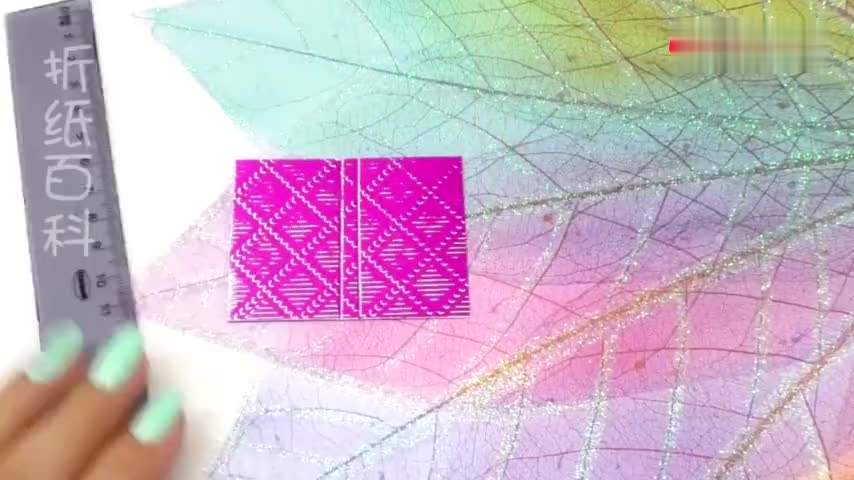 给芭比娃娃做一套漂亮的迷你化妆品,做法简单,小朋友都喜欢