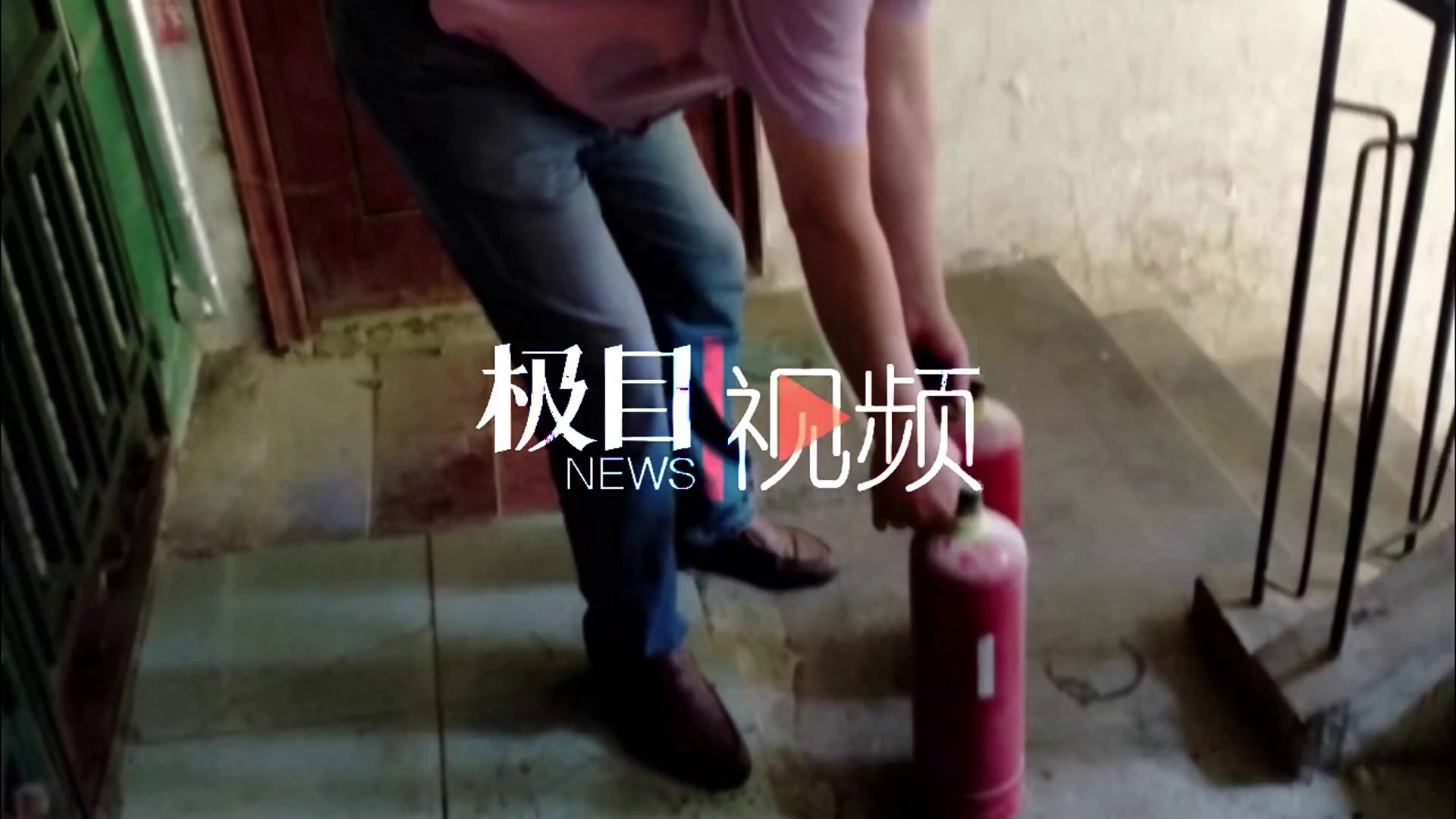 八旬独居老人家中失火,聚才社区工作人员破门扑救