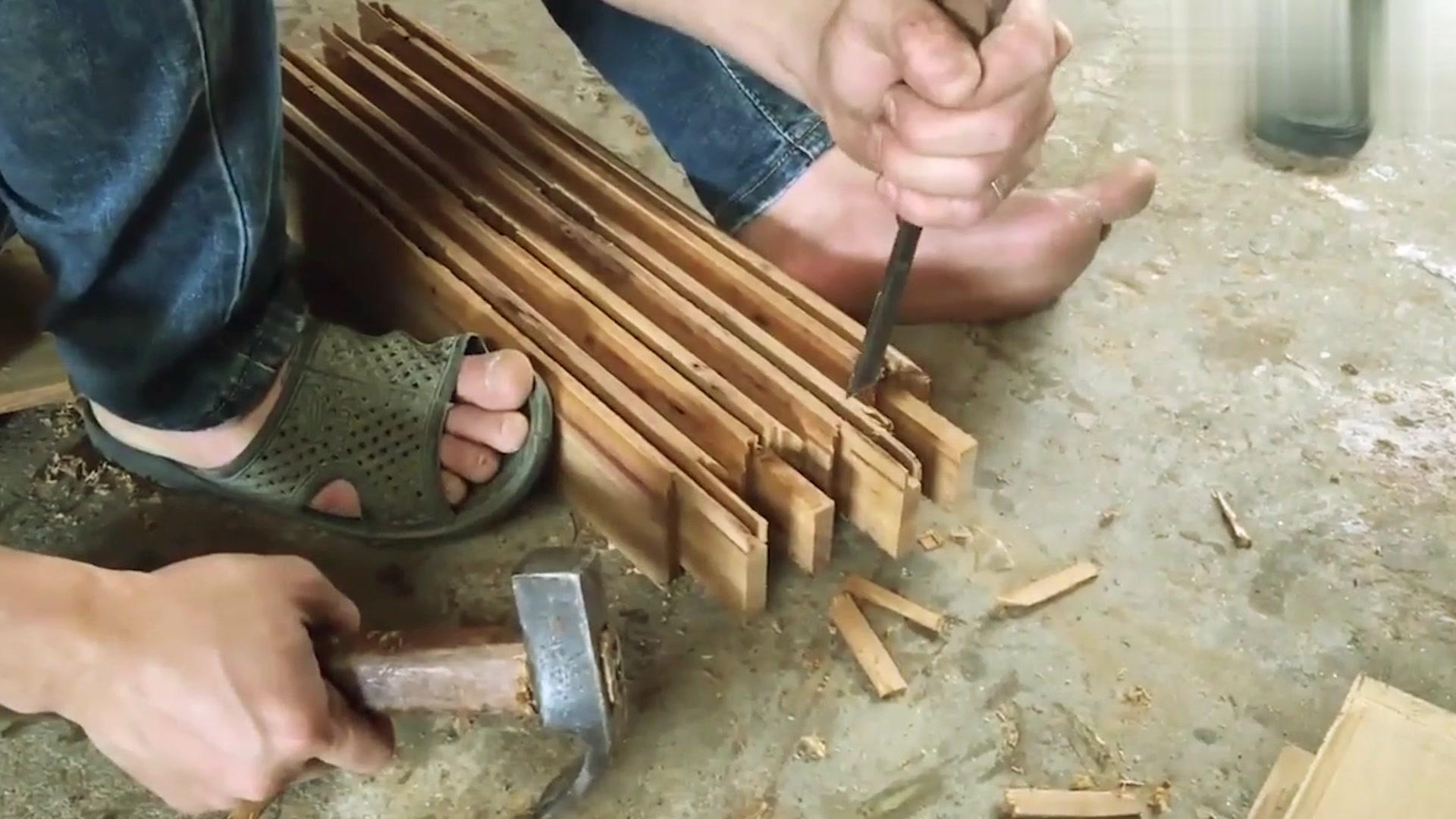 工人们制作一张木门,用实木一块块拼接起来,过程不简单啊