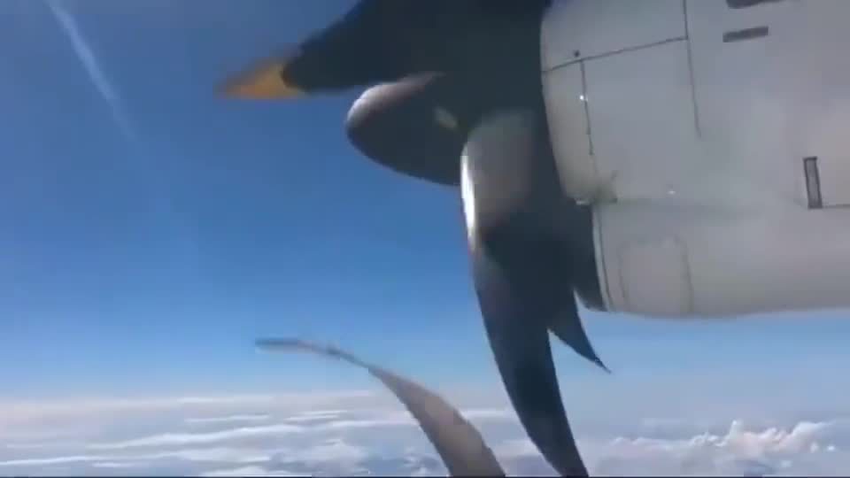 乘客往飞机窗外一看,立即被吓到难道飞机螺旋桨叶片掉了
