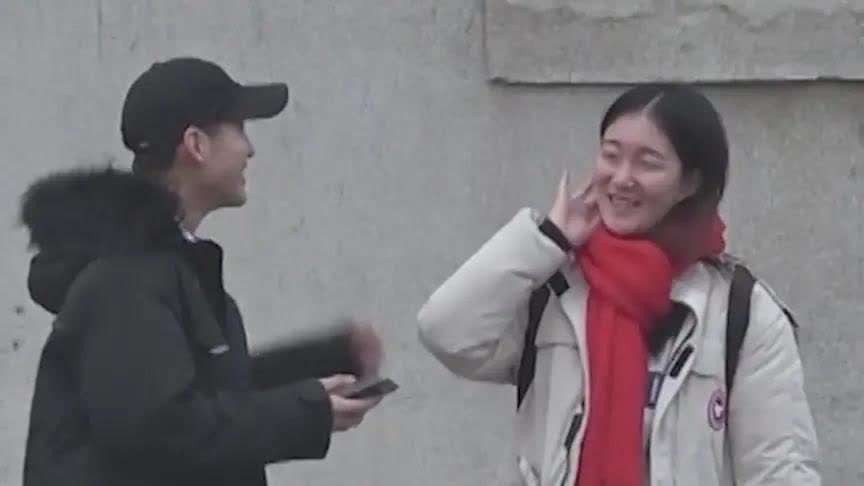 小伙校园套路撩妹,手机缺点东西?你的微信号码逗笑美女!