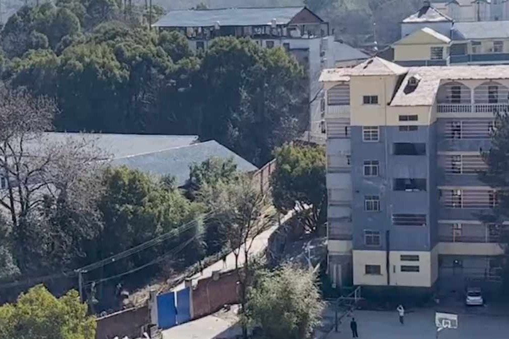 致远中学工作人员称胡鑫宇出事前 常有学生从校园南侧围墙翻出