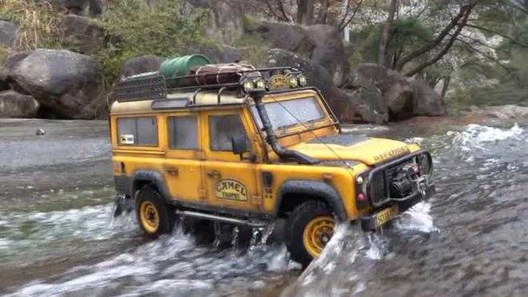 RC遥控车:四驱路虎卫士涉水越野,有没有人知道这车多少钱?