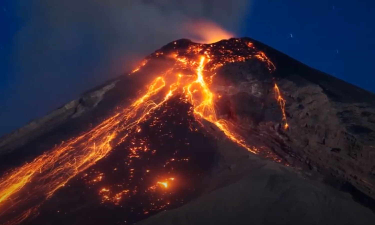 实拍:印尼火山剧烈喷发 引发265次地震 岩浆迸发连成“小河”