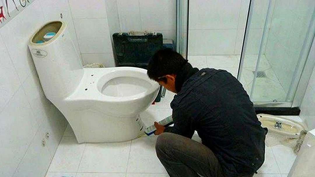 马桶漏水别着急,教你窍门,立马修复不费事,方法简单更实用