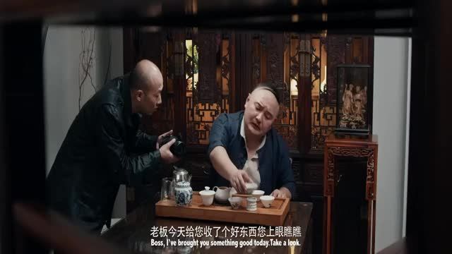 小弟花大价钱收个二手单反被大哥骂,怎料大哥看过单反后直夸小弟