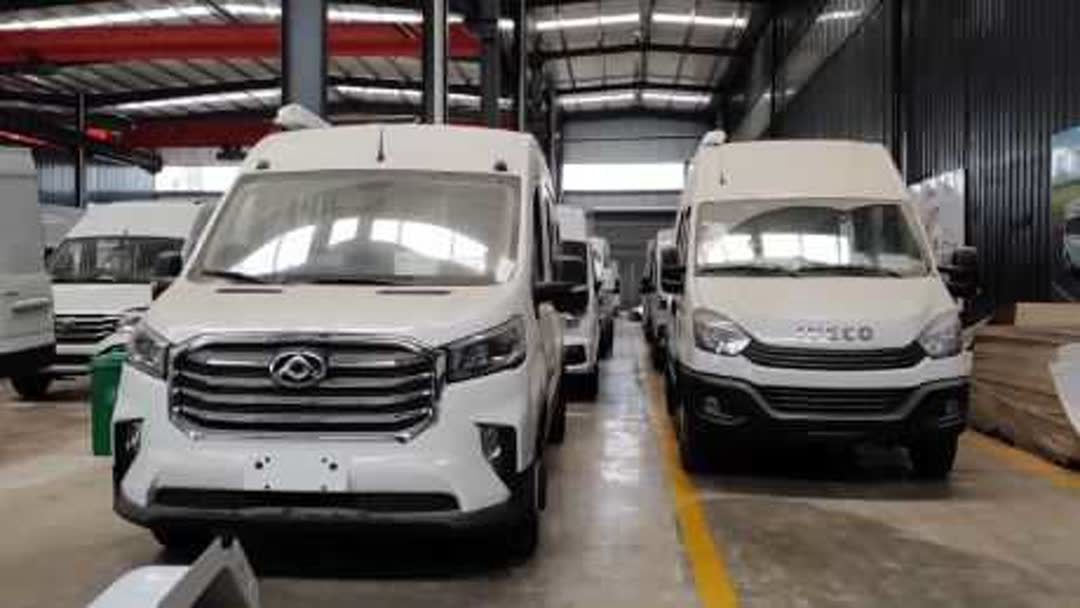 大通v90房车经典后横床布局,外观对比一下依维柯B型,看封面图!