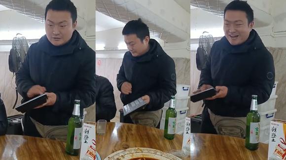 安徽一饭店老板盲打计算器算账,手速惊人金额分毫不差,顾客看呆:太牛...