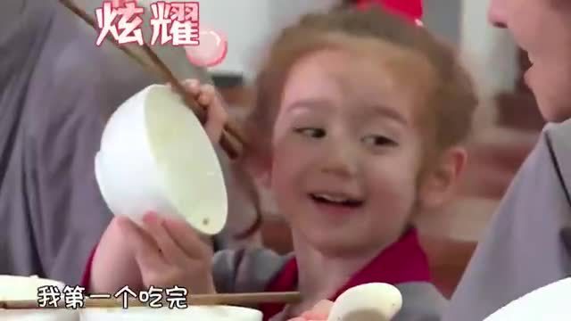 张碧晨调侃萌娃我女儿比你可爱!注意萌娃的反应,华晨宇都笑翻