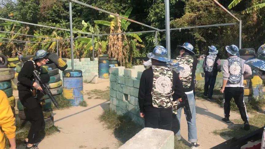 真人CS两军对战,小伙伴们都守好自己的阵地,太刺激了!