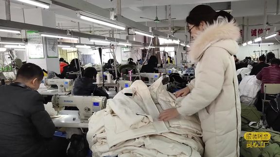 天气越来越冷了,羽绒服继续开足马力加工,又是忙碌的一天