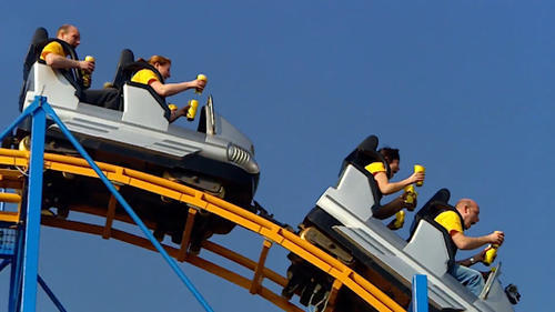 外国小伙试验在过山车上喝水,利用圆周的运动轨迹,你敢相信吗!