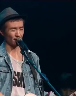 朴树现场版《平凡之路》,他表示演现场是件特别好玩的事
