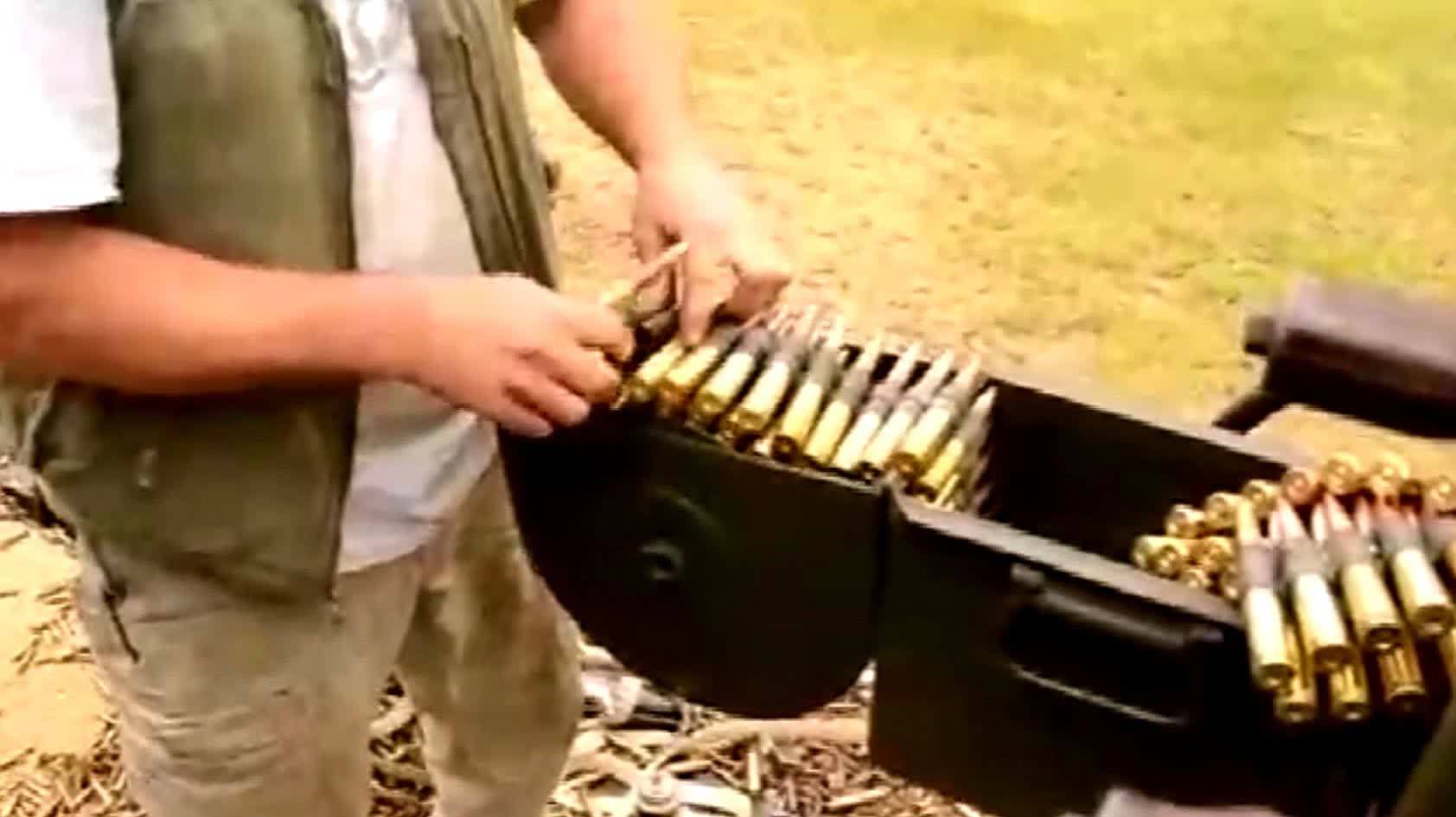 美国轻武器靶场,军迷动手装弹