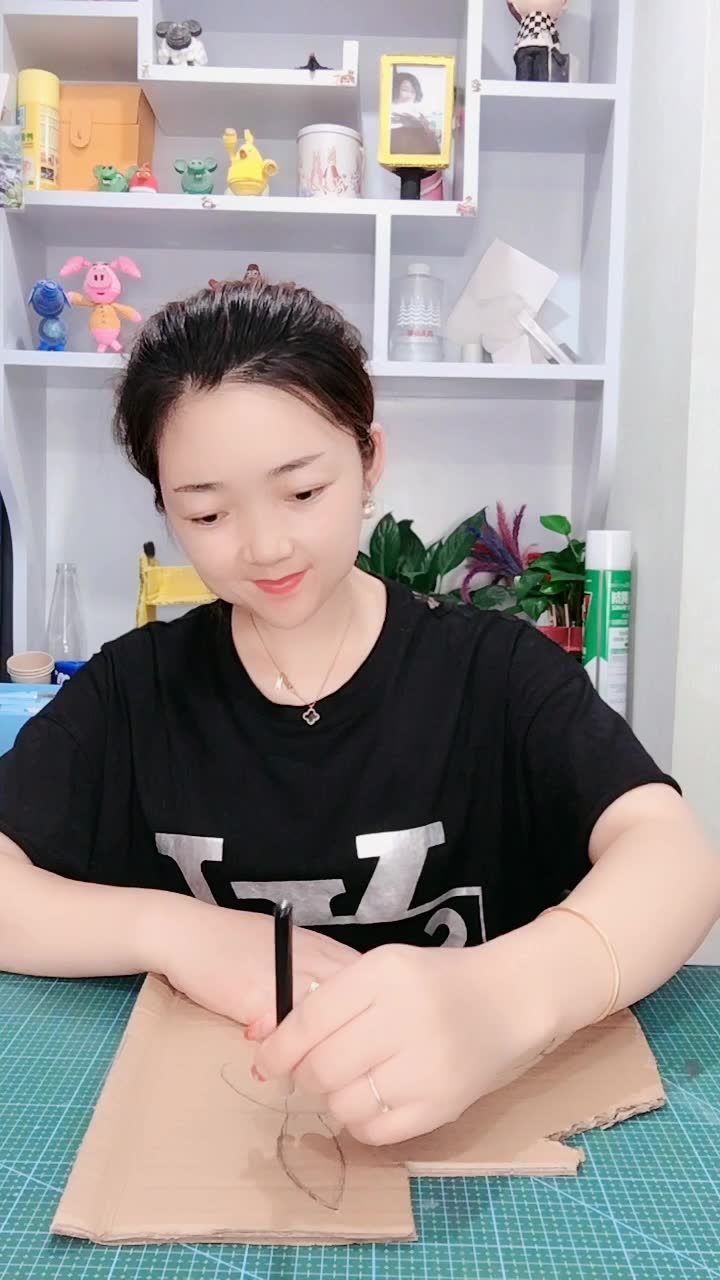 给女儿做了一个笔筒,简单易学,你会了吗?