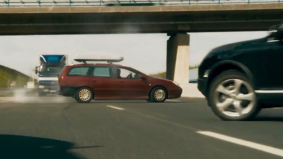 小伙高速路上被黑社会追杀,不料小伙全程秀车技躲子弹!