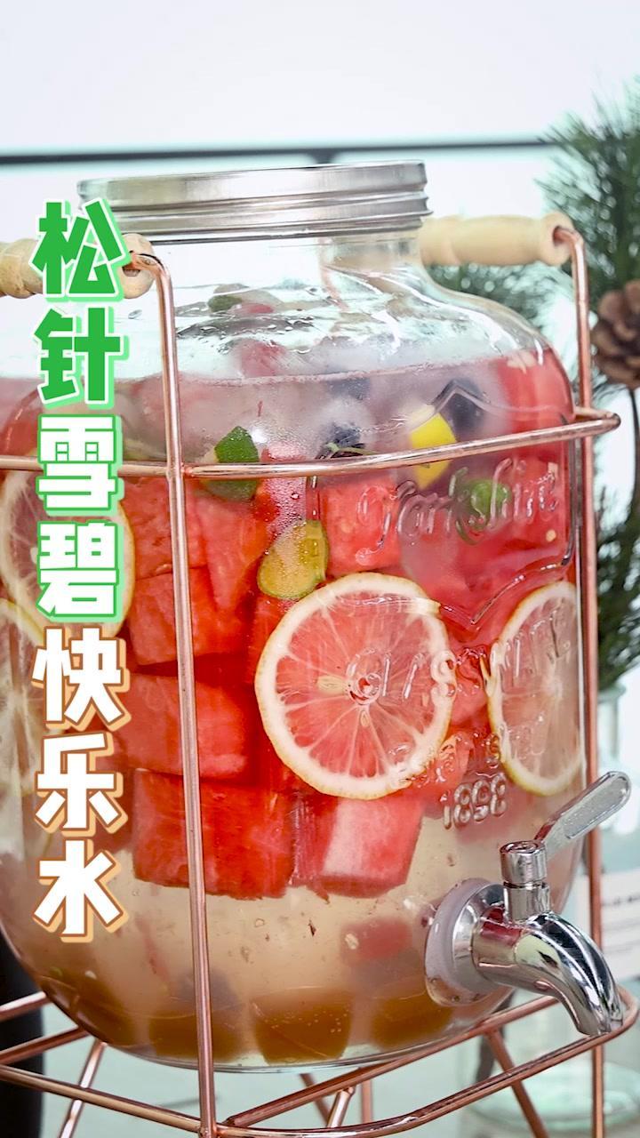 松针自制汽水!到底是什么原理?#跟抖音学做菜 #松针雪碧 #夏日饮品