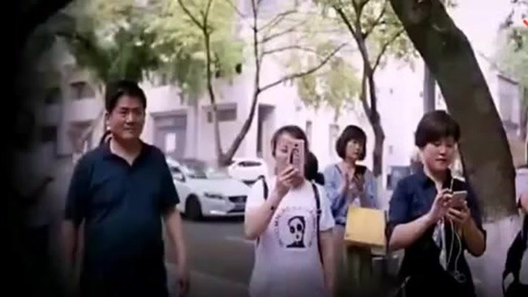 小哥哥们民国制服街头跳《海草舞》! 这样式的还真没见过!