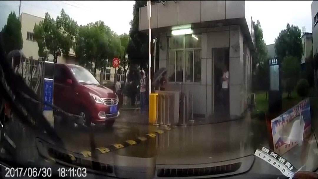 轿车进小区不看车辆自己“撞车”,立即下车道歉!有素质!