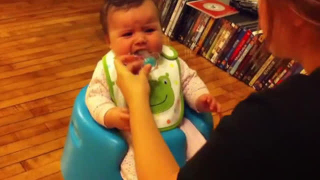 4个月的宝宝第一次吃辅食,边吃边闹,卡到怎么办